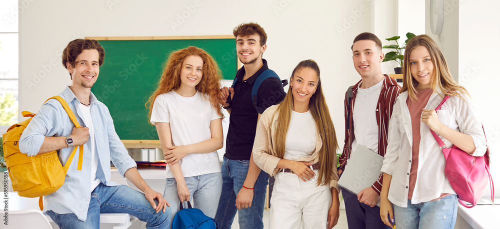 Foto de Students pose for a photo in a bright modern classroom ...
