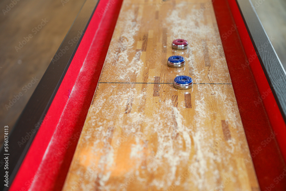 Foto de Shuffleboard is a game of precision and strategy, where players ...