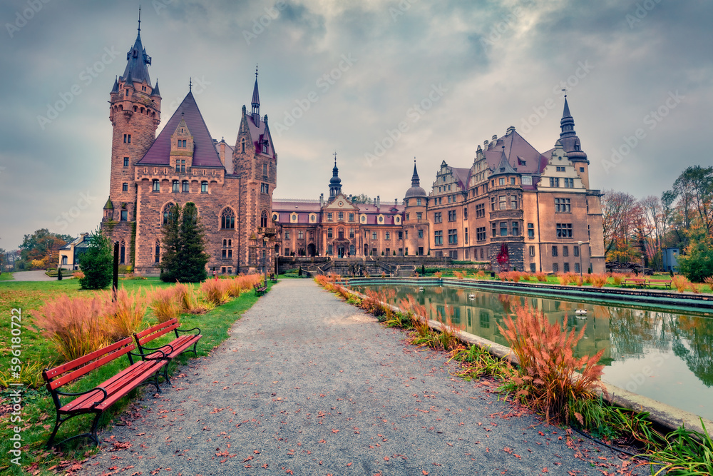 Foto de MOSZNA, POLAND - OCTOBER 24, 2017: The Moszna Castle, built in ...