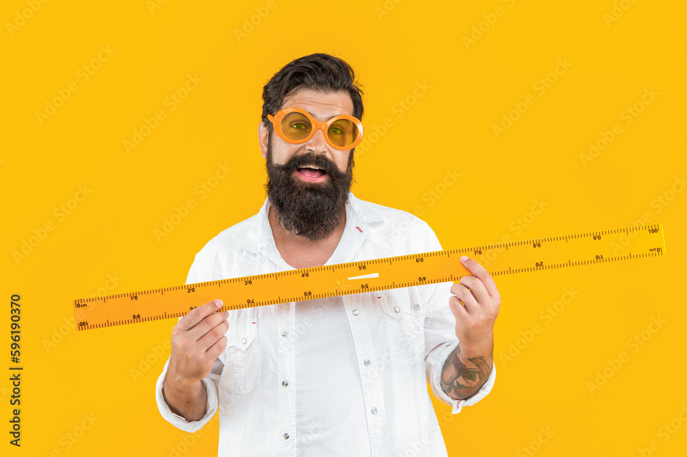 Foto de image of school man measure with ruler. school man measure with ...