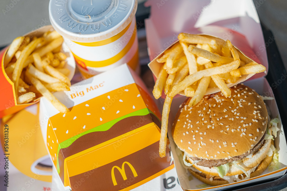 Foto de tray full of fast food in McDonalds Restaurant, Big Mac Menu ...