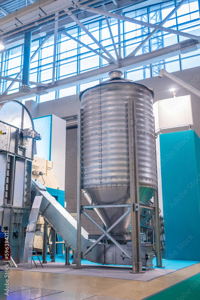 Grain store silo with discharge hopper - storage of agricultural food ...