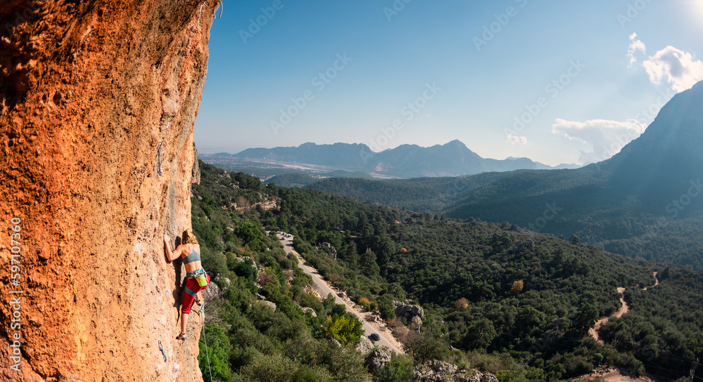 Foto de The girl climbs the rock. Climber trains on natural terrain ...