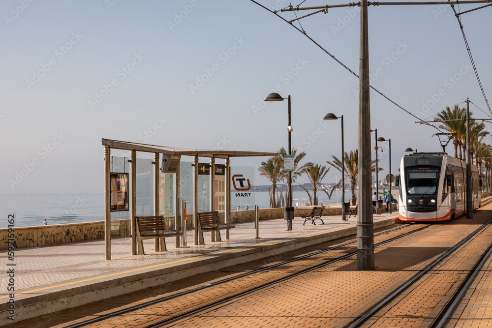 Tramstation Les Llances in El Campello mit einfahrender Tram aus ...