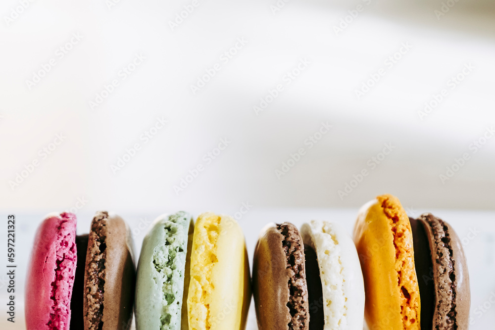 Assortiment de macarons colorés au chocolat framboise orange vanille ...