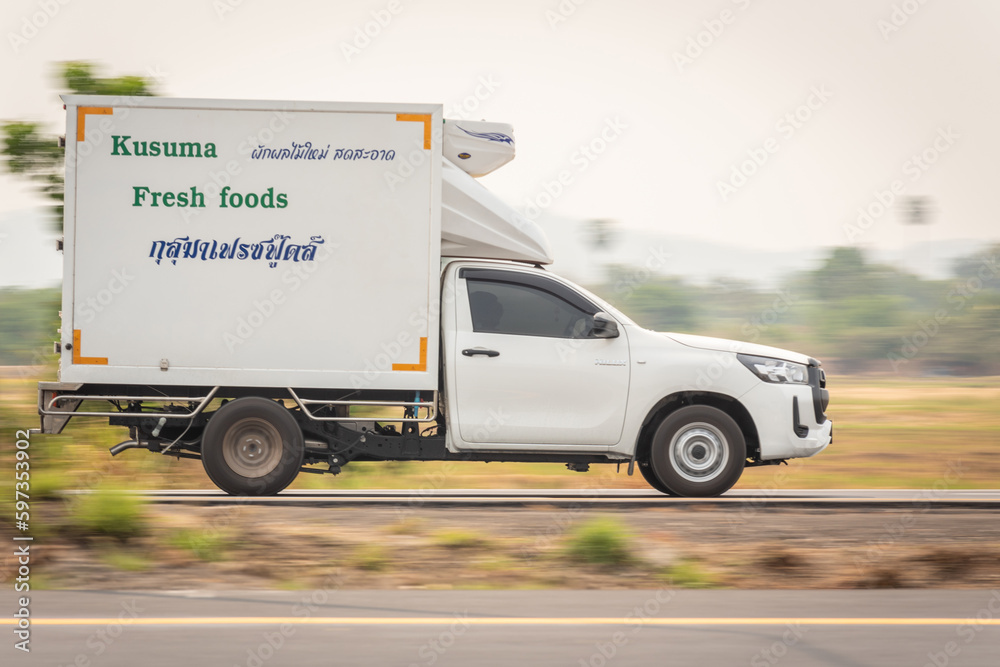 Fotka „Nakhonsawan, Thailand - April 2023: Small white delivery truck ...