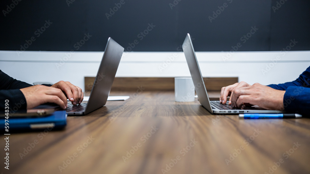 Dos personas trabajando en la oficina. Manos tecleando en diferentes ...