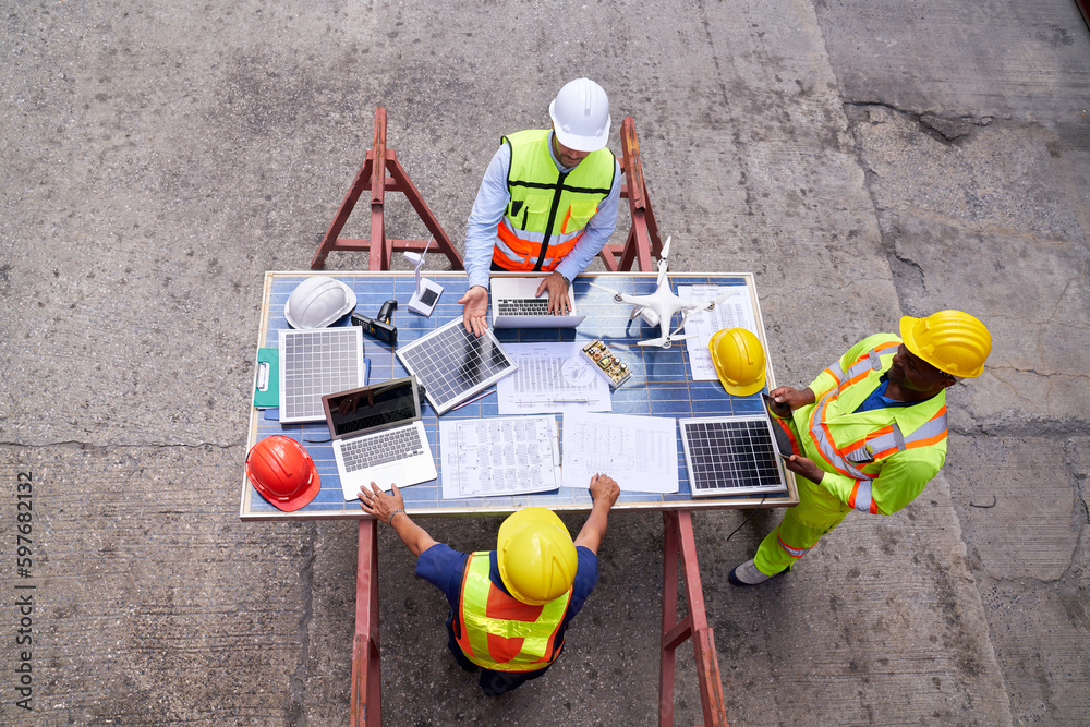 Foto de Team of engineer and foreman working with solar cell and drone ...