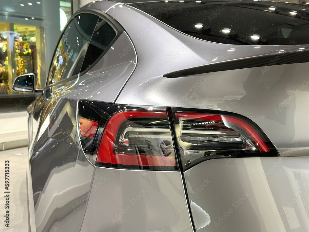 Foto de tail lights of Tesla car model Y in silver Mercury Silver ...