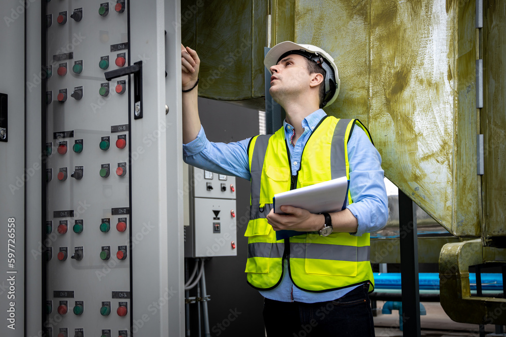 Foto de Electrical engineer working in control room. Electrical ...