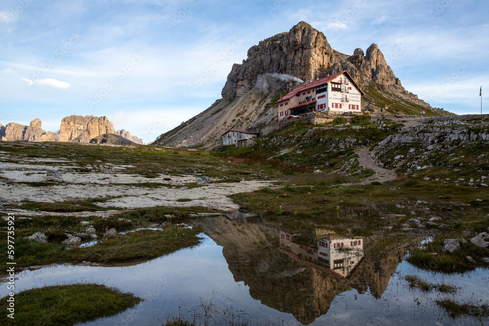 il monte paterno e il rifugio locatelli si specchiano in una pozza ...