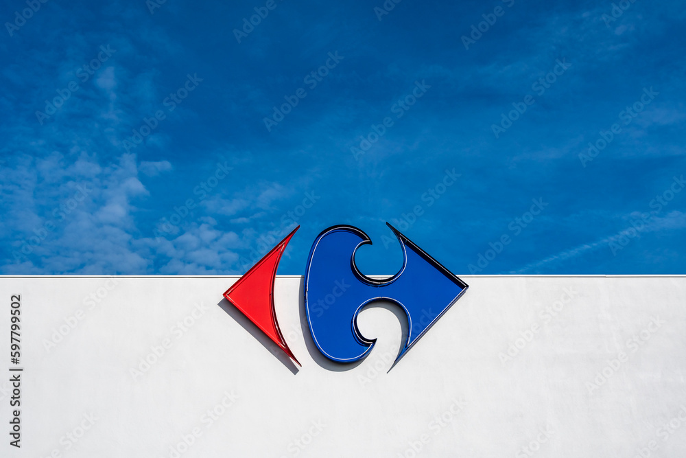 Anglet, France - 26 avril 2023: Logo du groupe Carrefour sur un fond de ...
