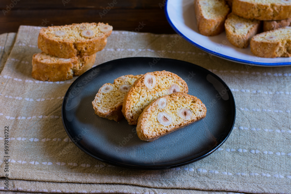 Biscotes duros con avellanas, carquinyolis, típicos en Cataluña, España ...