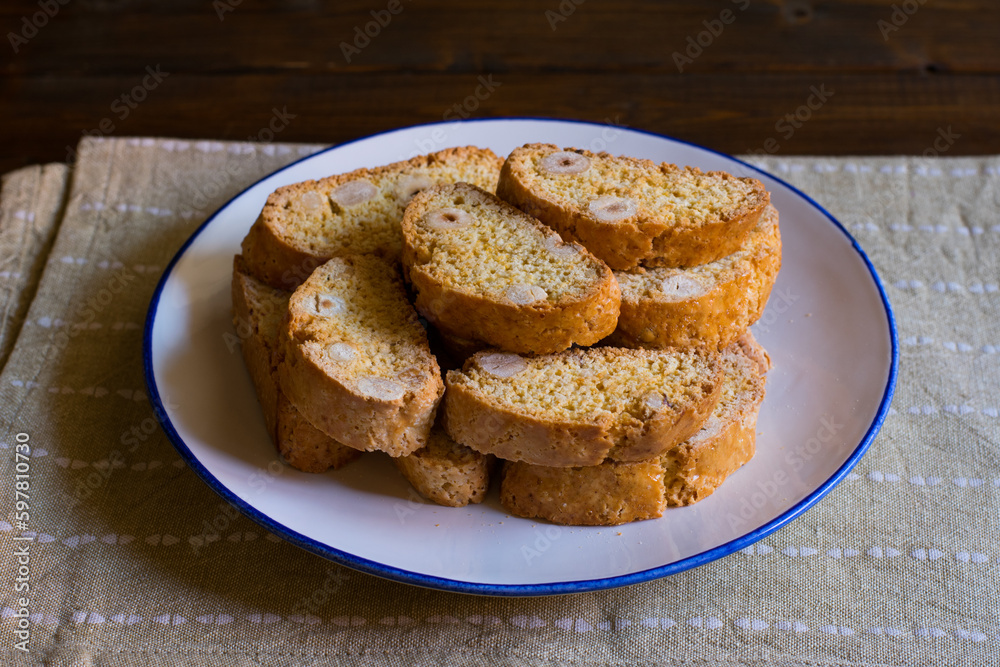 Biscotes duros con avellanas, carquinyolis, típicos en Cataluña, España ...