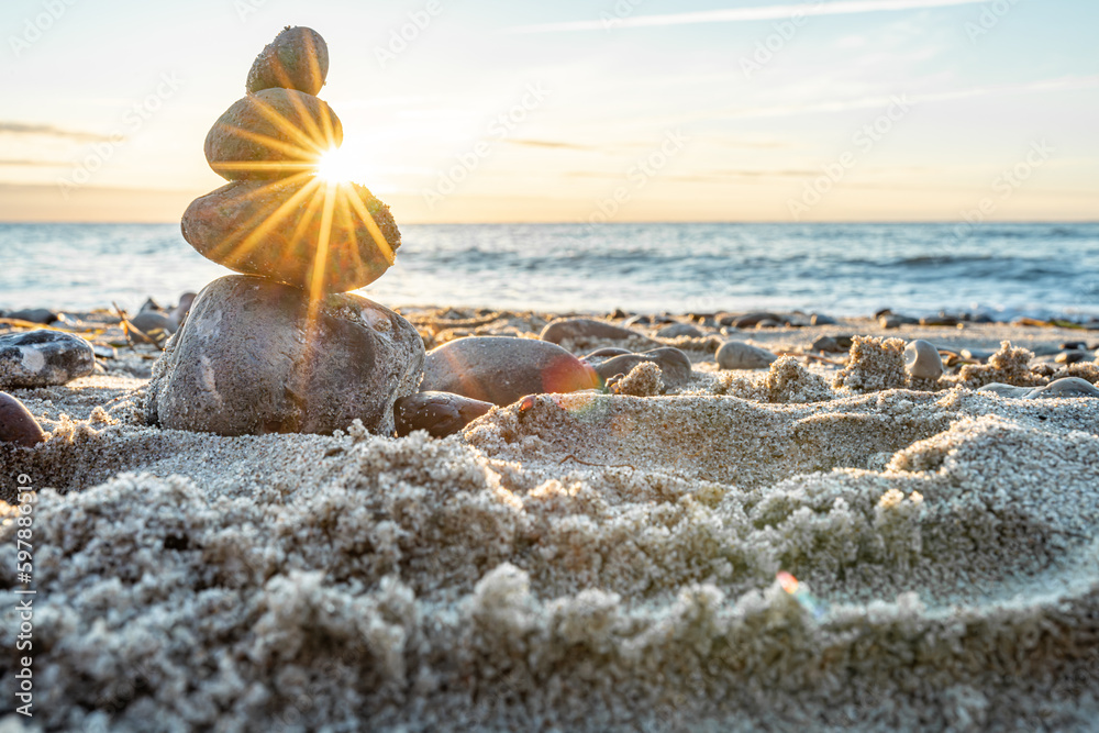 Steinpyramiden und Glaskugel am traumhaften Ostsee Sand Strand auf ...