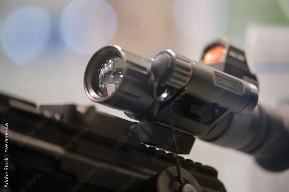Foto de Optical sight on a sniper rifle. Optical sight on the weapon do ...