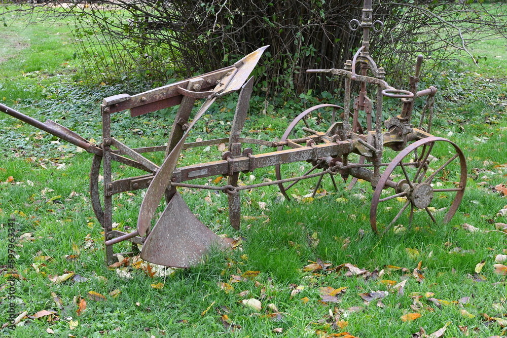 vieille charrue en fer rouillé ayant servie il y a de nombreuses années ...