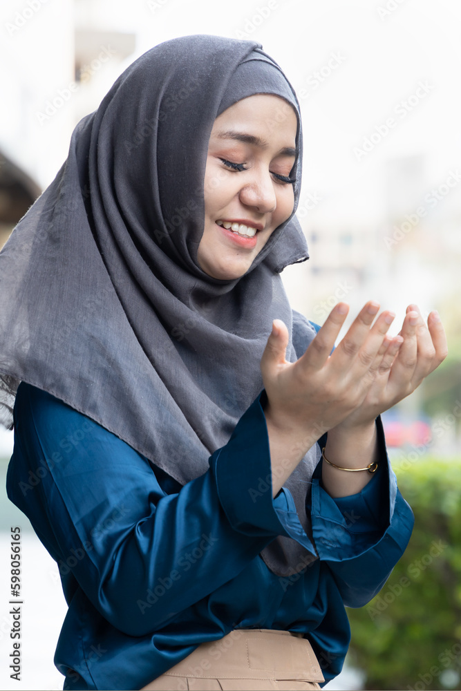 Foto de Southeast asian muslim woman in day time prayer, concept of ...