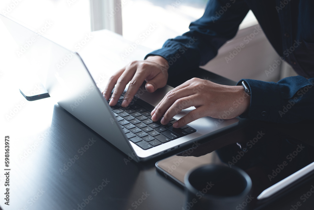 Foto de Business man hands typing on laptop computer keyboard ...