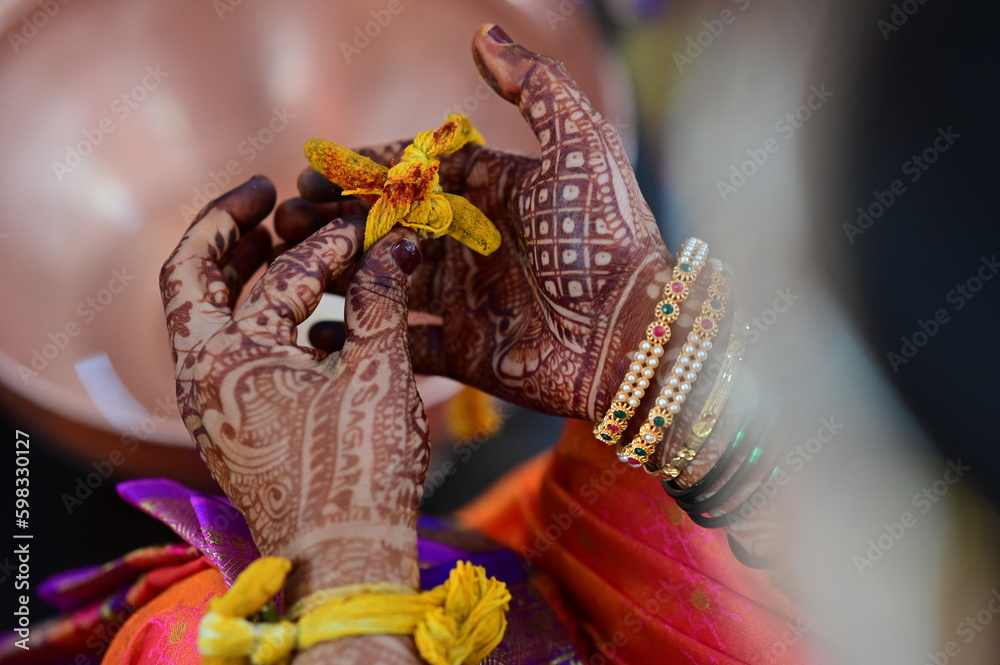 Bride hands iin Marathi wedding pooja. Kanyadaan Ceremony moment ...