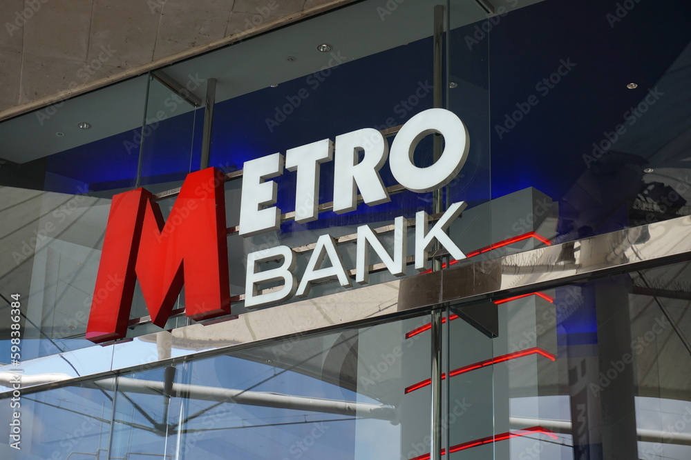 Foto de Southampton England 29 August 2021 - Metro Bank logo sign above ...