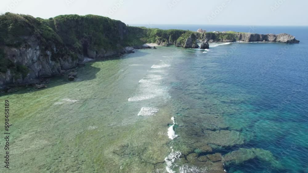 沖縄本島の国頭郡国頭村辺戸にある辺戸岬や宇佐浜ビーチをドローンで撮影する風景 Scenery of Cape Hedo and Usahama ...