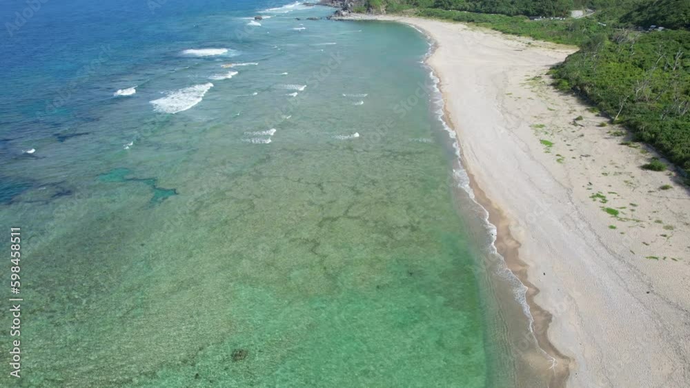 沖縄本島の国頭郡国頭村辺戸にある辺戸岬や宇佐浜ビーチをドローンで撮影する風景 Scenery of Cape Hedo and Usahama ...