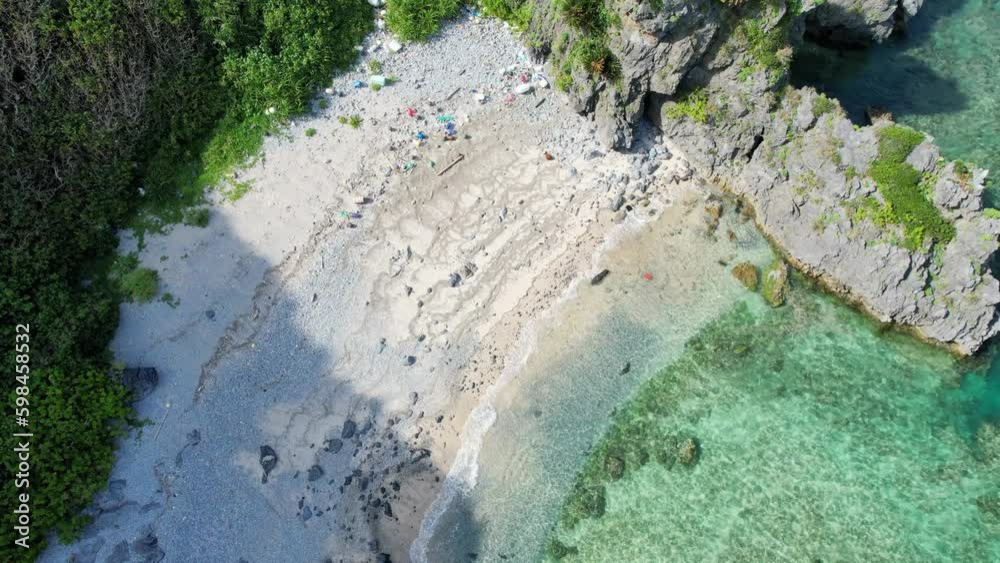 Stockvideo 沖縄本島の国頭郡国頭村辺戸にある辺戸岬や宇佐浜ビーチをドローンで撮影する風景 Scenery of Cape Hedo ...