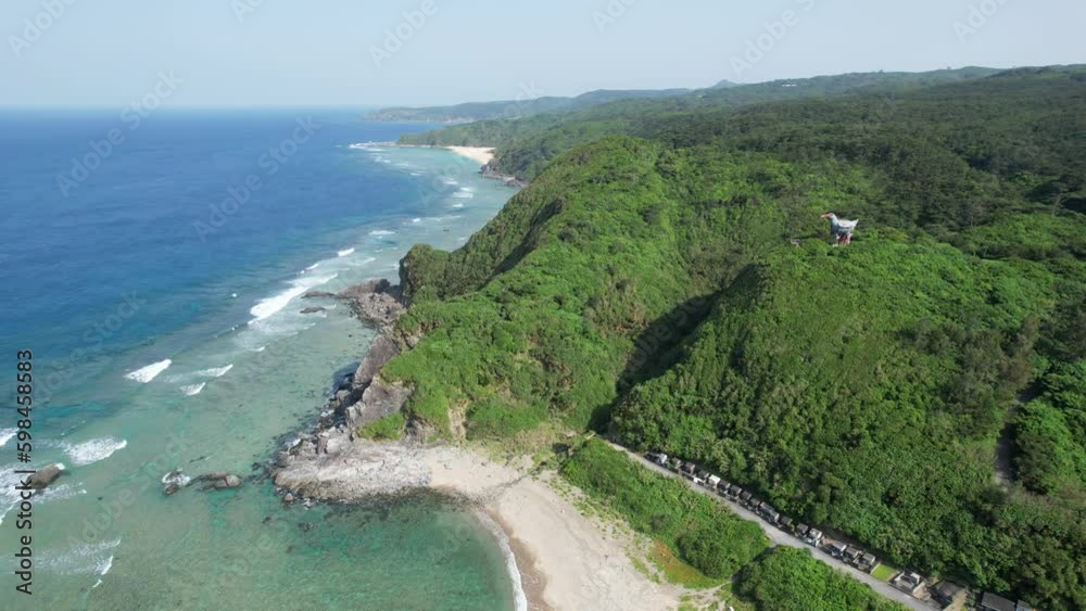 沖縄本島の国頭郡国頭村辺戸にある辺戸岬や宇佐浜ビーチをドローンで撮影する風景 Scenery of Cape Hedo and Usahama ...