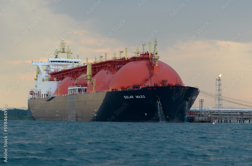 LNG Tanker shipping loading gas in LNG terminal, Bontang,East ...