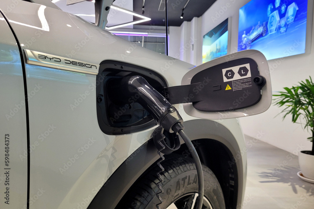 Foto de PENANG, MALAYSIA - 25 APR 2023: BYD electric car charging at an ...