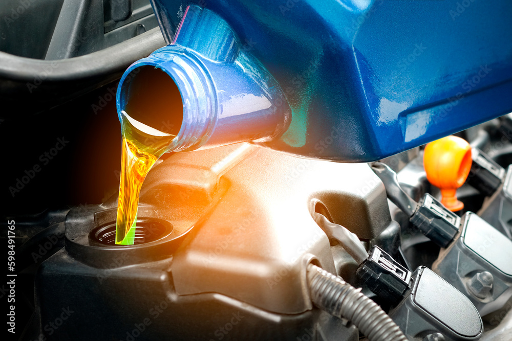 Foto de Refueling and pouring oil quality into the engine motor car ...
