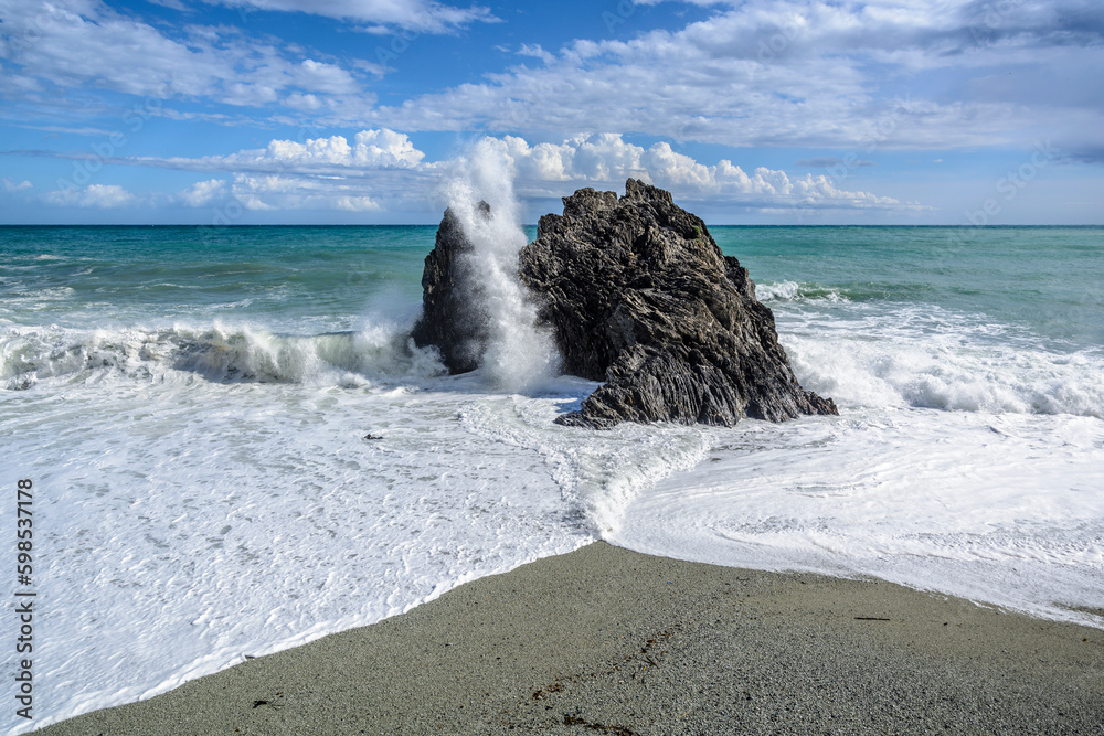 Foto de Felsen am Strand von Monterosso al Mare, Italienische Riviera ...