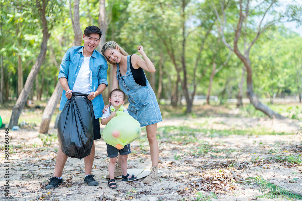 Foto de Asian family picking up trash in the forest. Litter cleanup ...