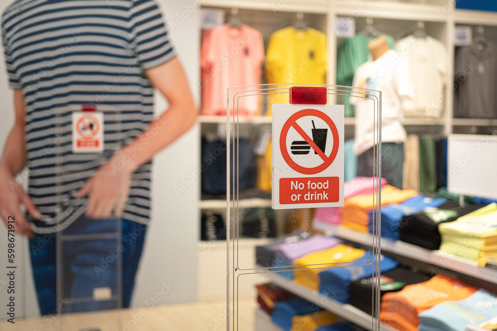 No food or drink, prohibited sign with icon that placed at the entrance ...