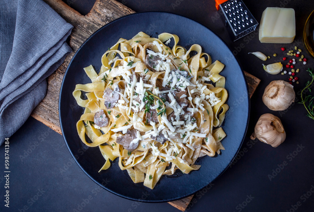 Homemade Italian fettuccine pasta (Fettuccine al Funghi Porcini) with ...
