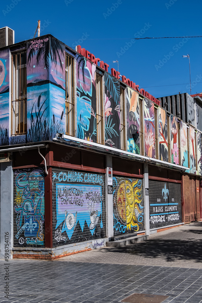 Foto de Detail of decorated facade of Rojas Clemente Market (Mercat de ...