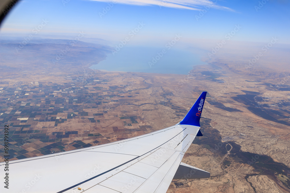 Foto de View from the window of a Flydubai plane flying over the territory of the country of ...