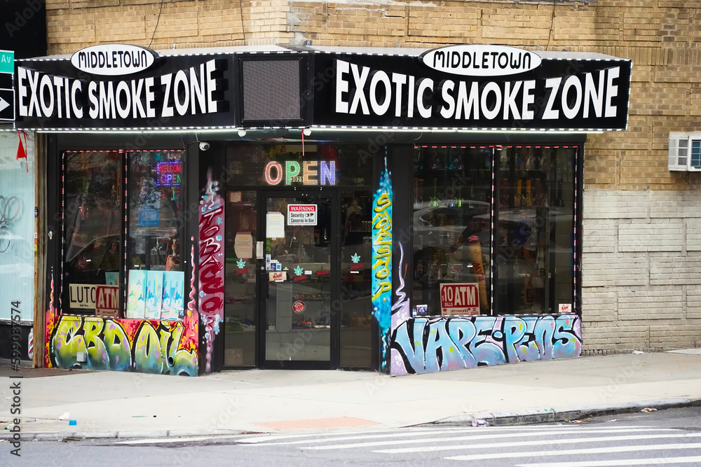 Foto de Bronx, NY - May 3 ,2023 : Middletown Exotic Smoke Zone ...