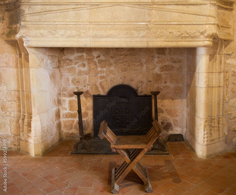 Ancienne cheminée du château médiéval de Bonaguil dans le Lot-et ...
