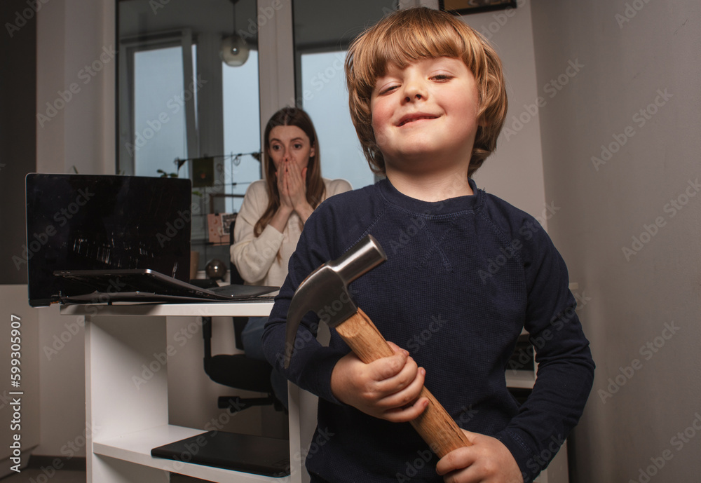 Fotografia do Stock: Happy child smashes mom's work laptop to spend ...