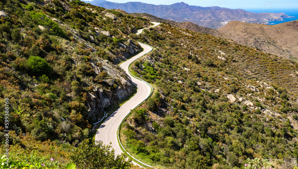 route qui serpente dans la montagne, road that winds in the mountain ...