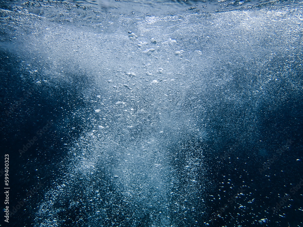 Bubbles under the sea in the crystal clear green sea water ...