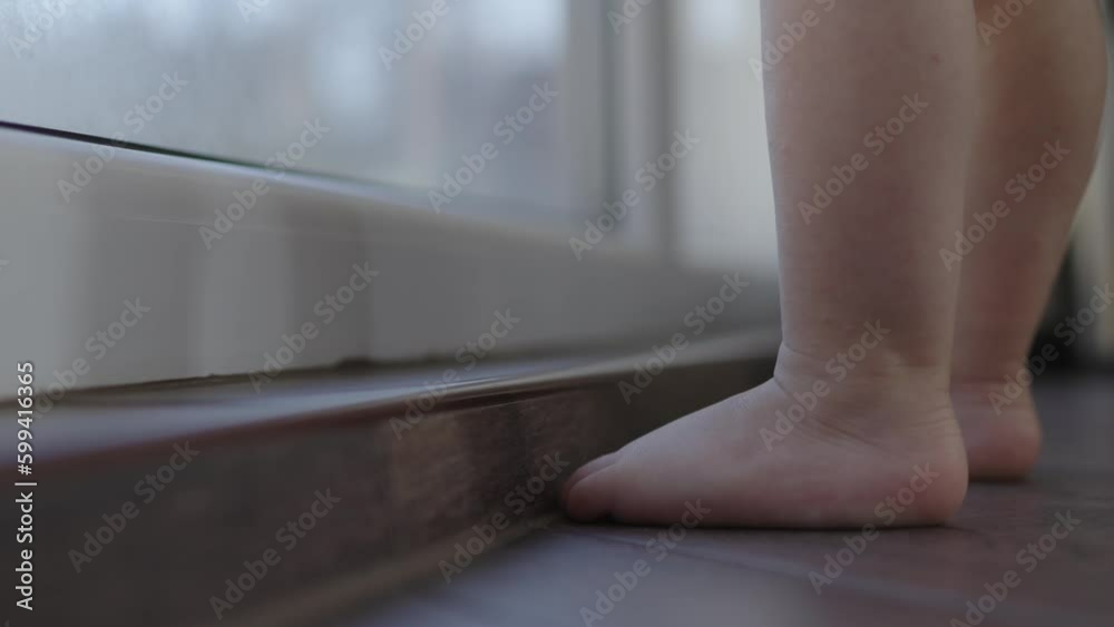 Vidéo Stock tiny barefoot legs baby child doing first steps, learning ...