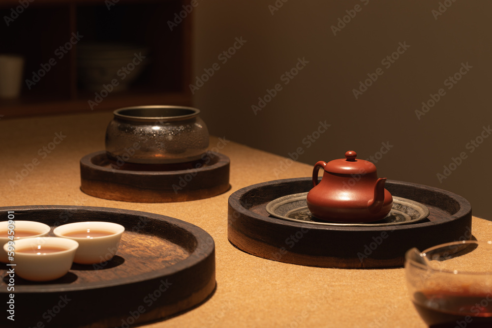 Foto de Some tea ceremony tea sets are on the table. The tea table is ...