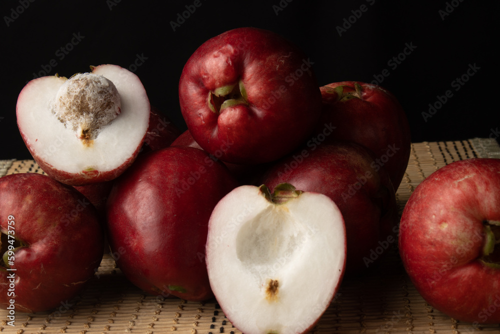 Foto de the Amazonian fruit Poma rosa is very common in the Peruvian ...