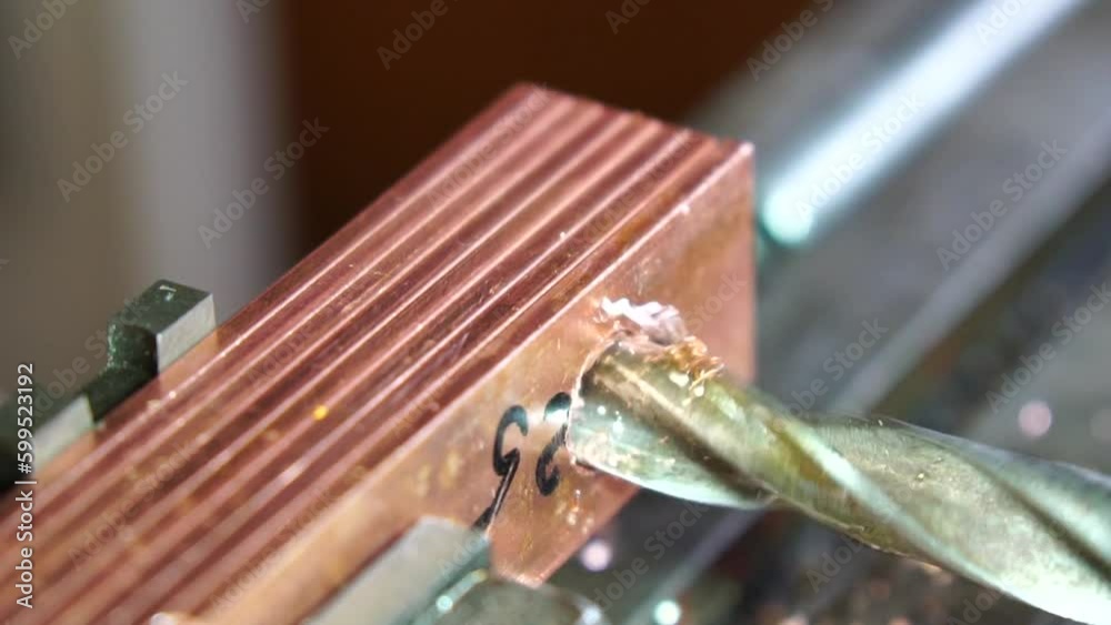 Vidéo Stock metalworking industry: close up hole drilling in copper ...