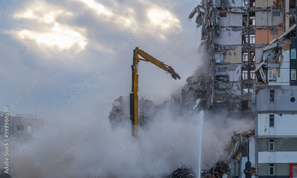 Foto de Controlled demolition of building construction. Demolition of ...