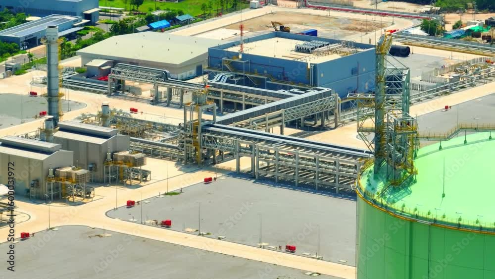 Vidéo Stock An LNG plant from a drone aerial perspective would appear ...