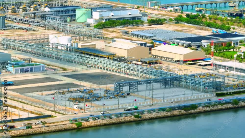 Vidéo Stock An oil depot shows the entire facility. It typically ...